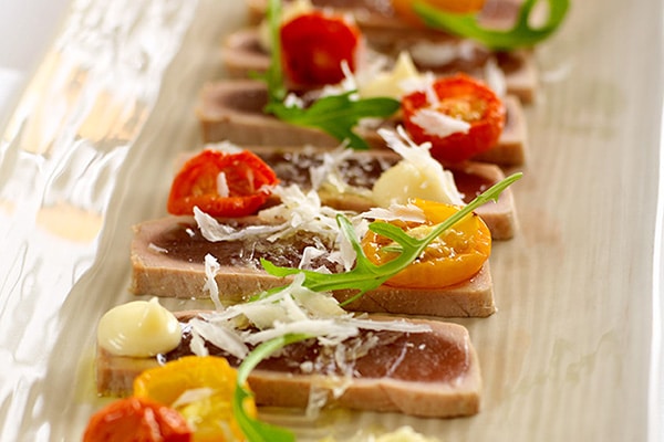 Sotad tonfisk med bakad tomat, peccorino och tryffelaioli - Vinguiden.com